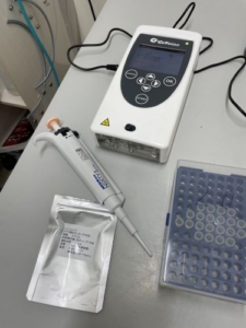 ゴーフォトンモバイル リアルタイムPCR装置PicoGene PCR1100のデモをさせていただきました！ – 株式会社キカイヤ
